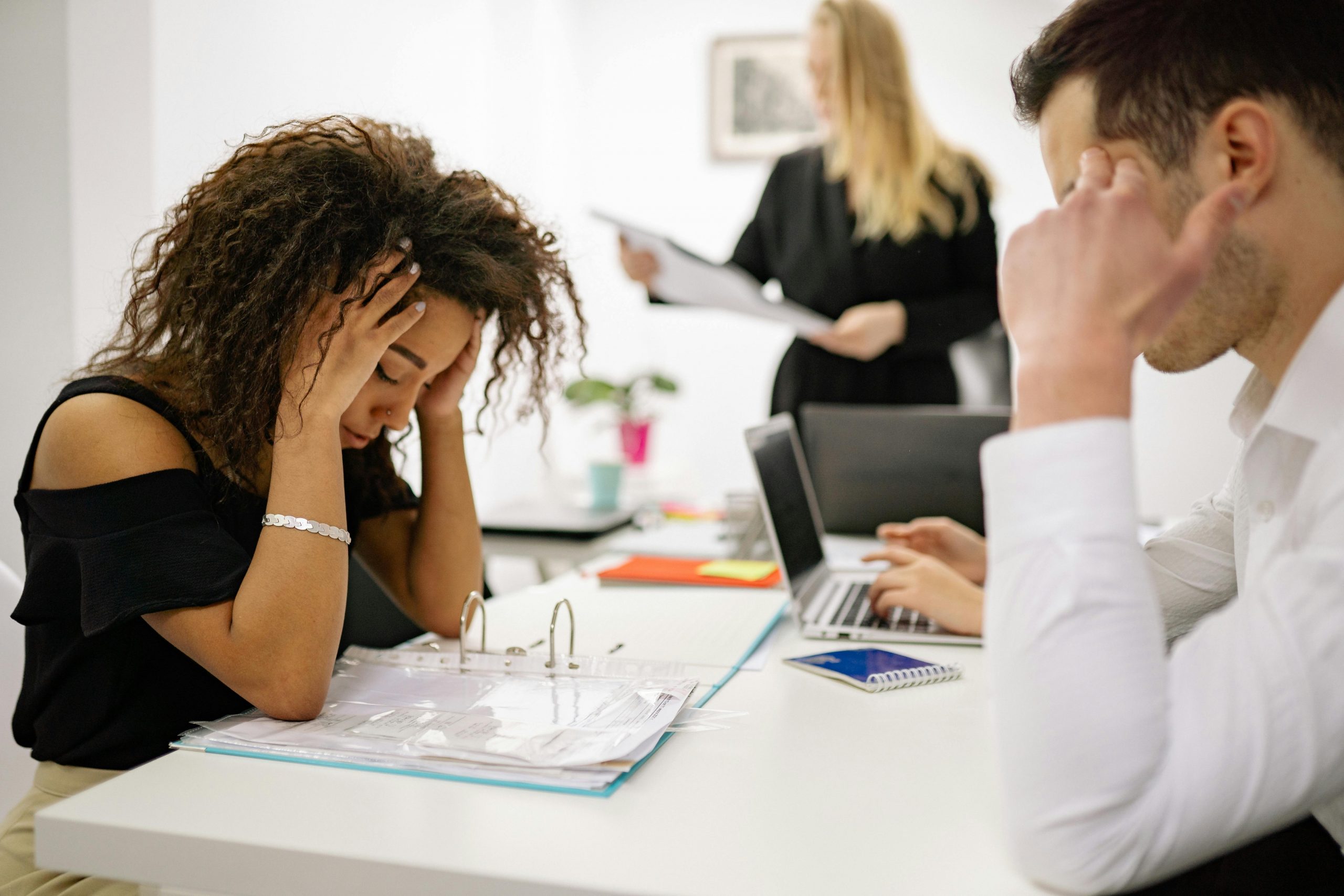 10 Warning Signs of Low Morale in the Workplace - The Employer Store